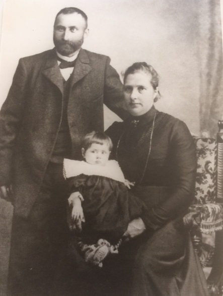 Bilder: Hans Bertram Holmen og kona Marie Børøsund med et av sine barn ...